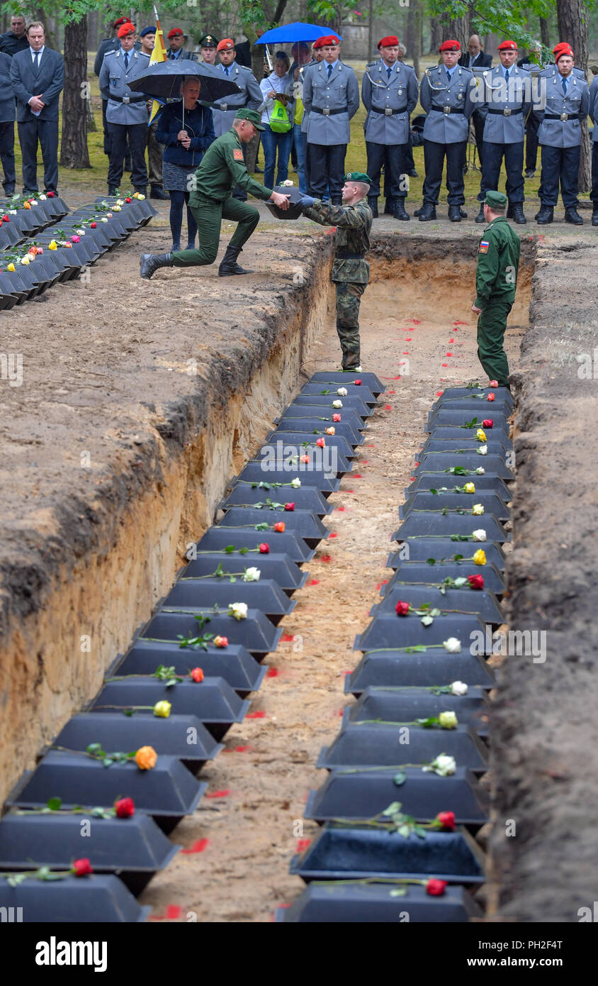 30 August 2018, Halbe, Germany: Russian and German soldiers take part ...