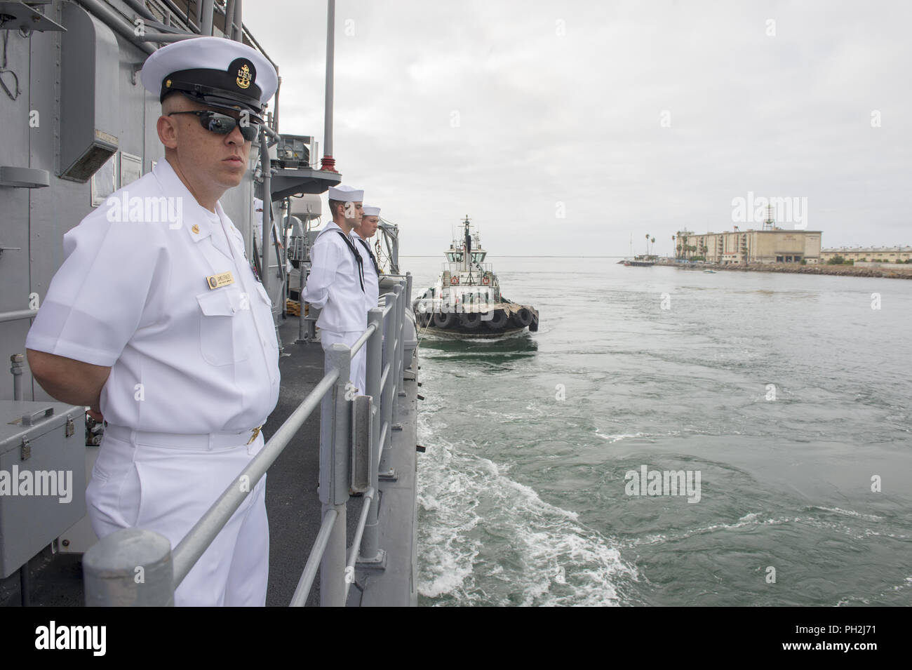 The avenger class mine countermeasures ship uss scout mcm 8 hi-res ...