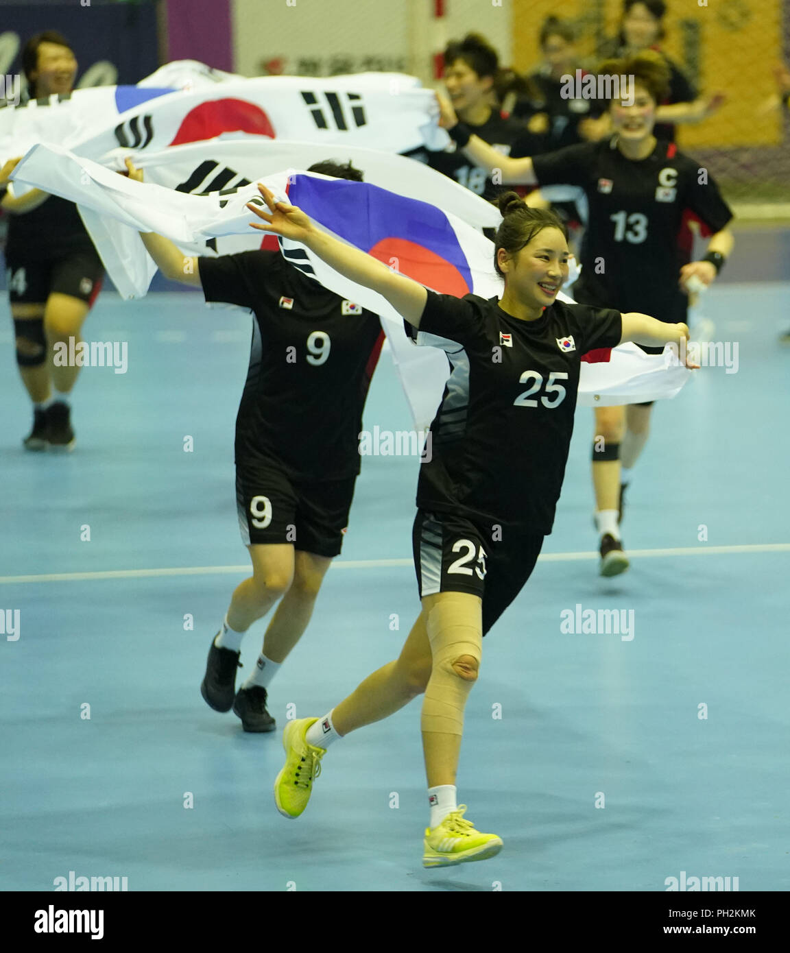 Jakarta. 30th Aug, 2018. Players of South Korea celebrate after the ...