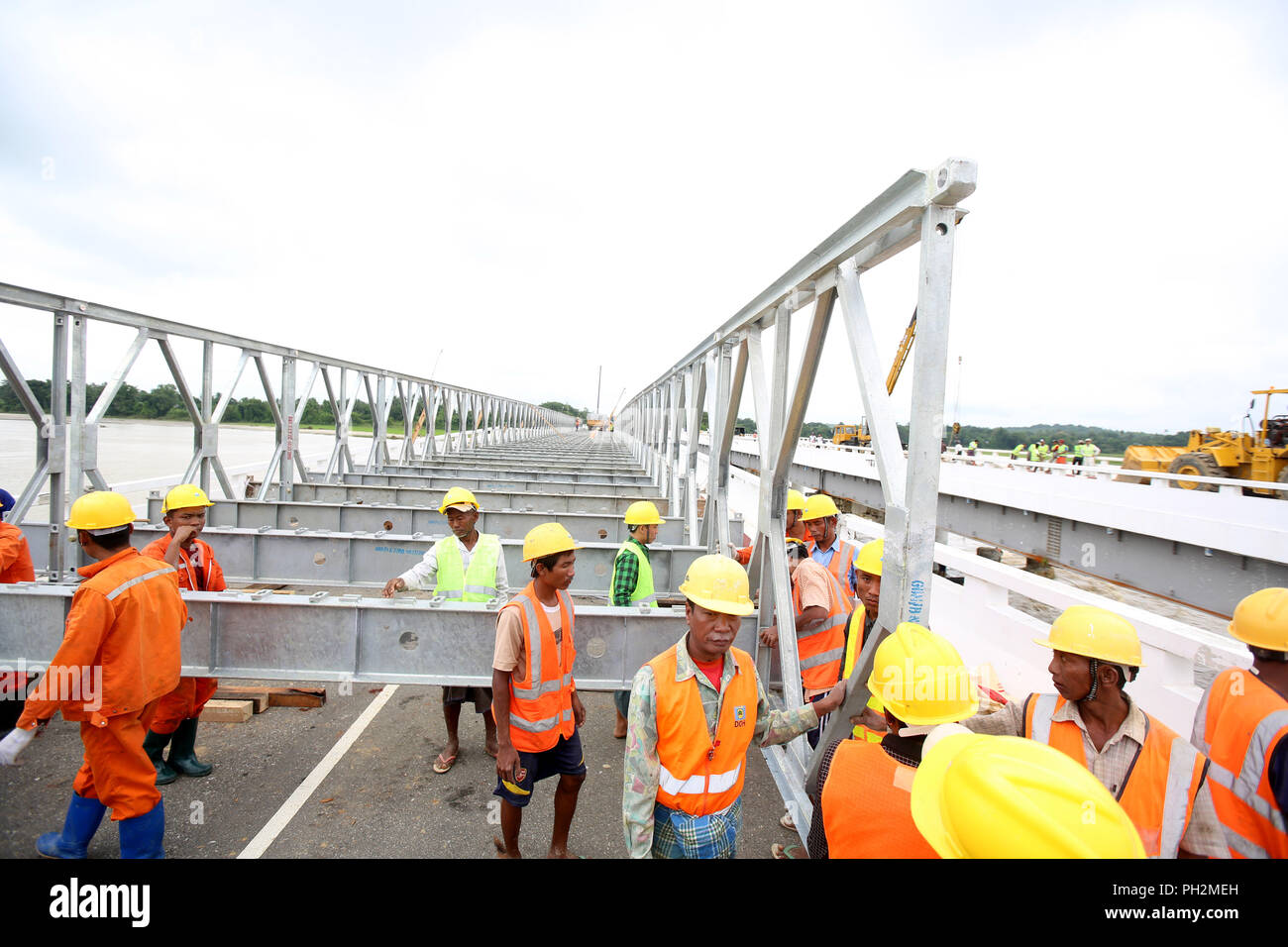 (180830) -- BAGO, Aug. 30, 2018 (Xinhua) -- Workers build single bailey ...