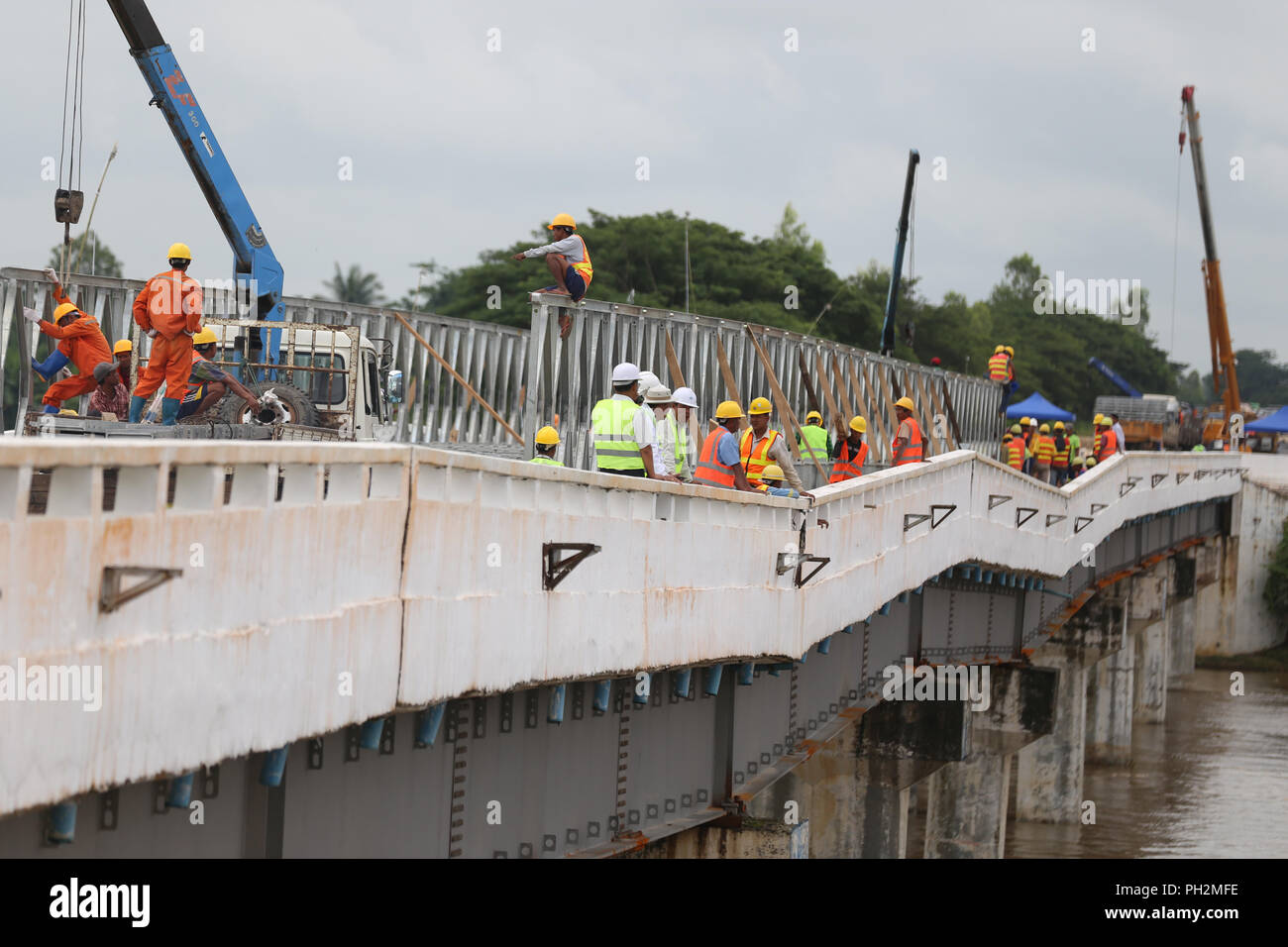 (180830) -- BAGO, Aug. 30, 2018 (Xinhua) -- Workers build single bailey ...