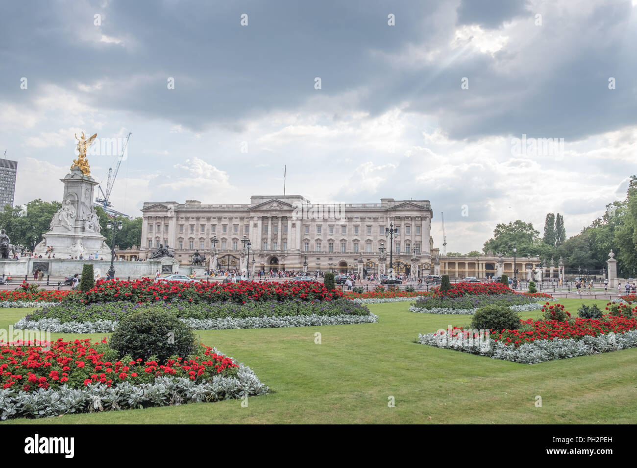 Buckingham palace gardens hi-res stock photography and images - Alamy