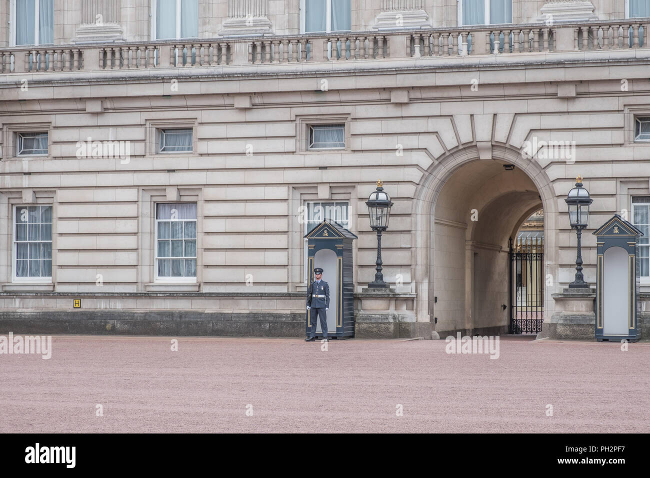 Buckingham Castle High Resolution Stock Photography and Images - Alamy