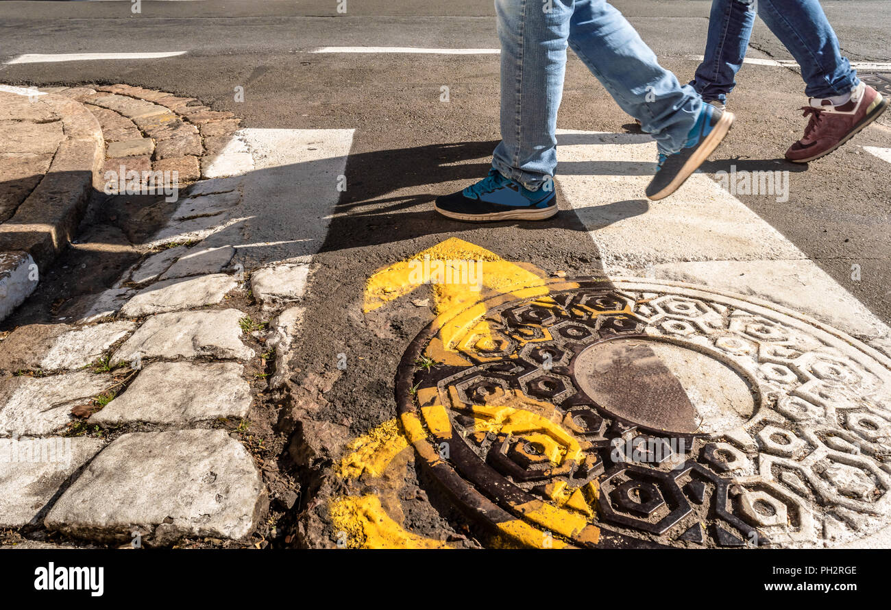Walking people legs hi-res stock photography and images - Alamy