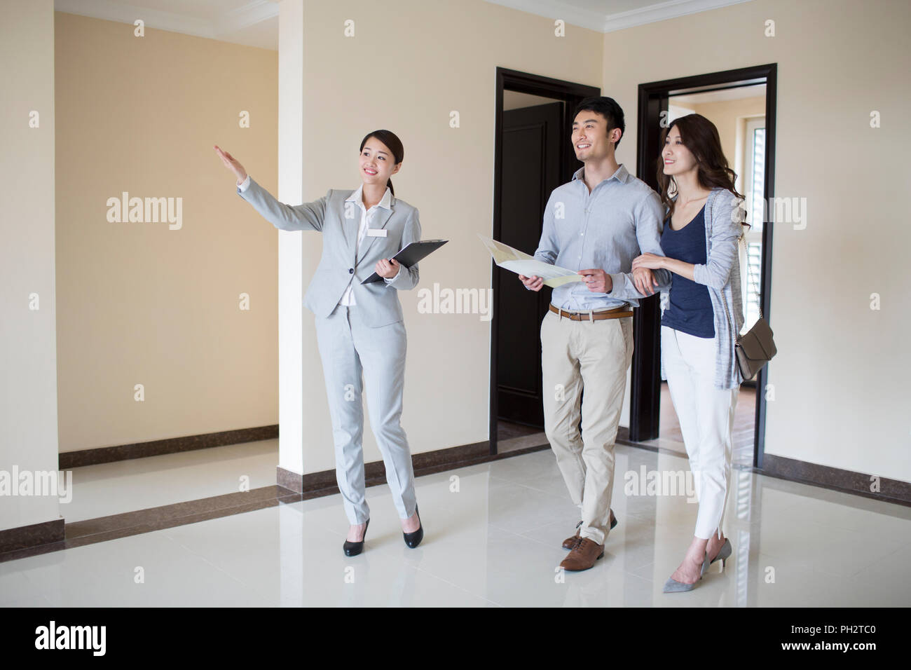 Realtor showing house hi-res stock photography and images - Alamy