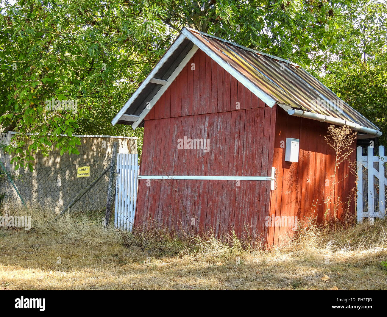 Small red farmhouse Stock Photo - Alamy