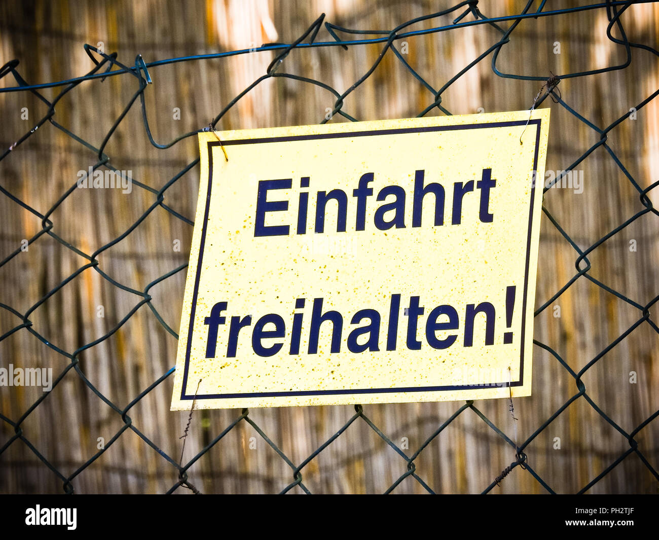 German warning sign for KEEP DRIVEWAY FREE Stock Photo - Alamy