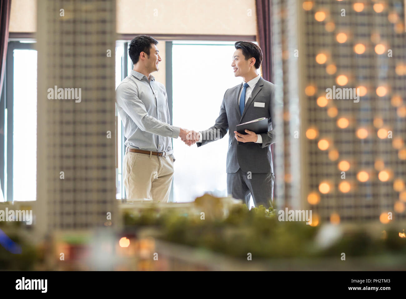 Shaking hands front door hi-res stock photography and images - Alamy