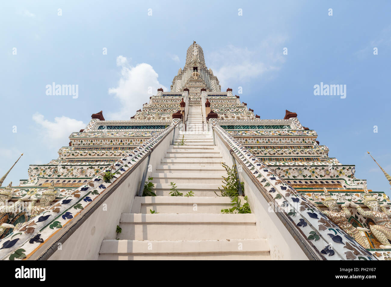 Sculpture wat arun temple sky architecture hi-res stock photography and ...