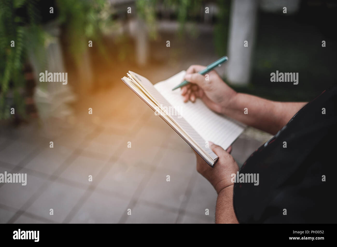 Journalist taking notes hi-res stock photography and images - Alamy