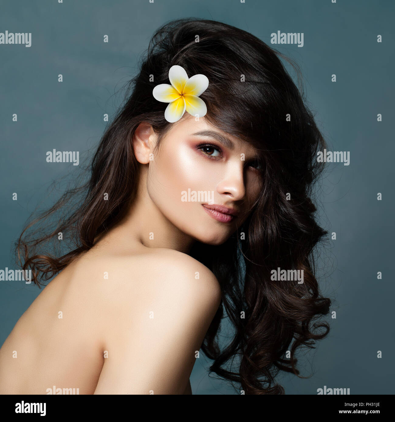 Young brunette woman spa model with healthy skin and white tropical ...