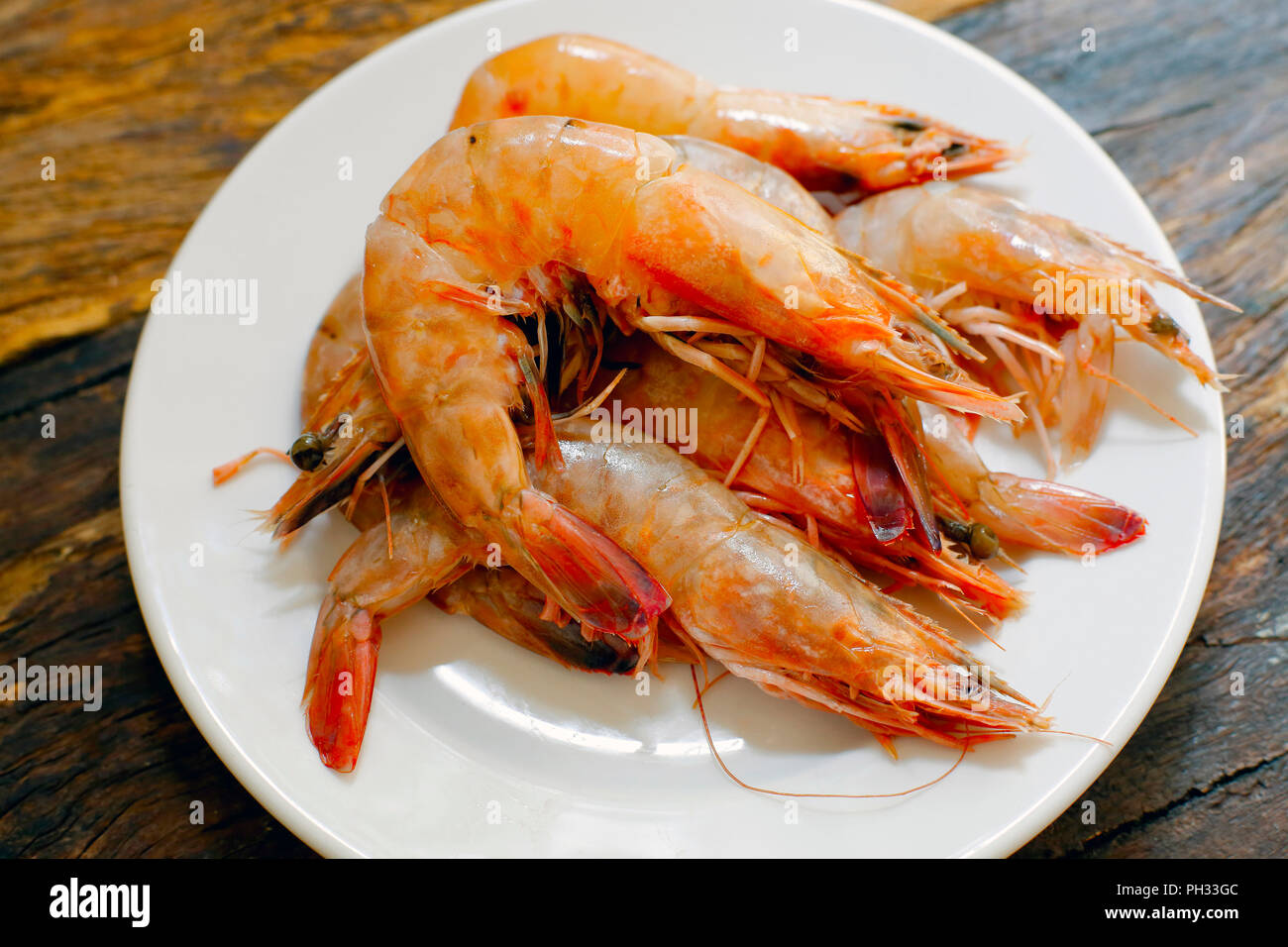 Raw big shrimp on the plate Stock Photo - Alamy