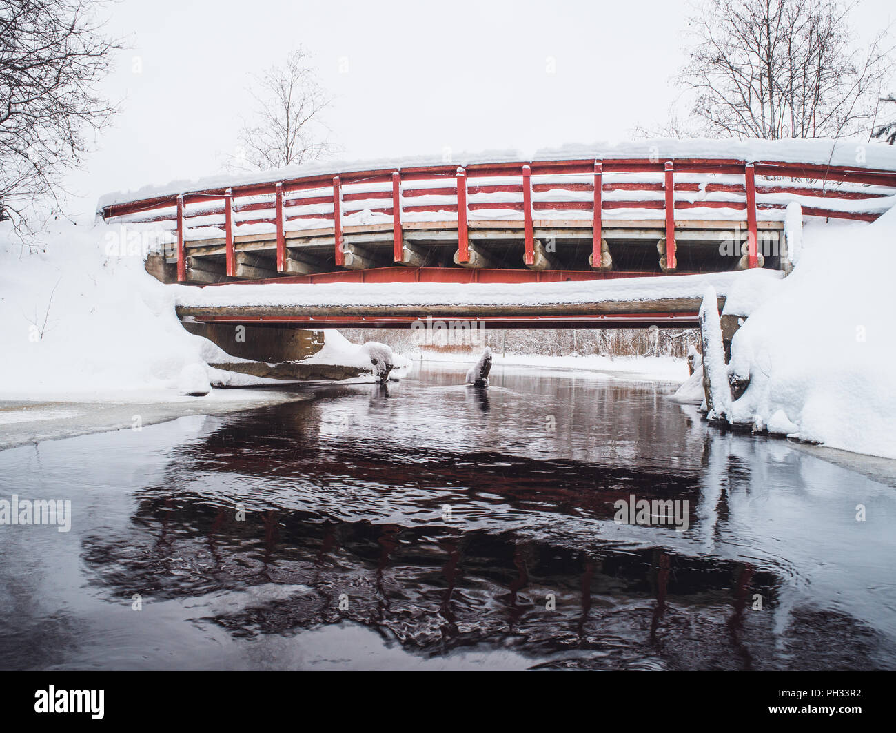 Red covered bridge in snow hi-res stock photography and images - Alamy