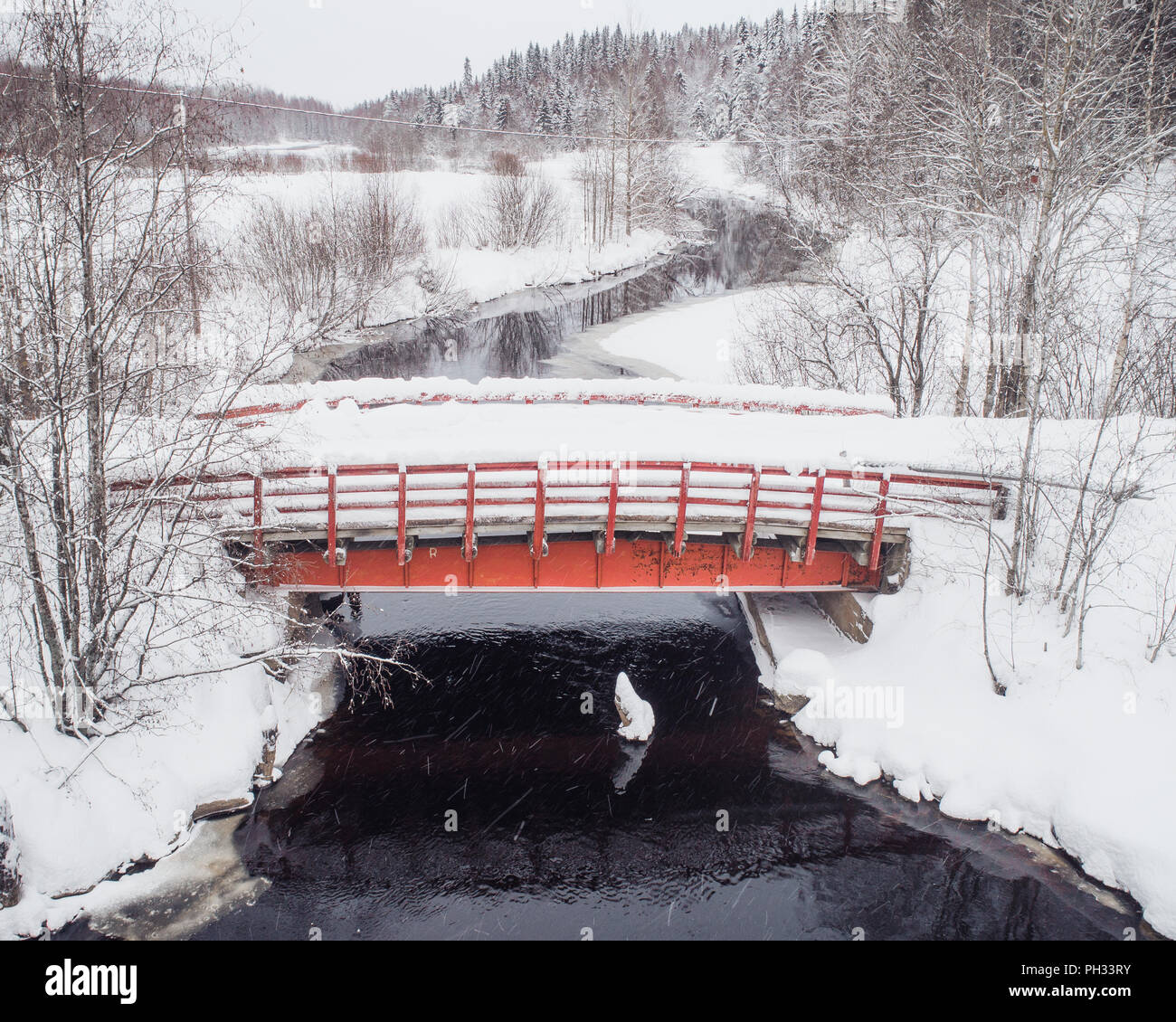 Red covered bridge in snow hi-res stock photography and images - Alamy