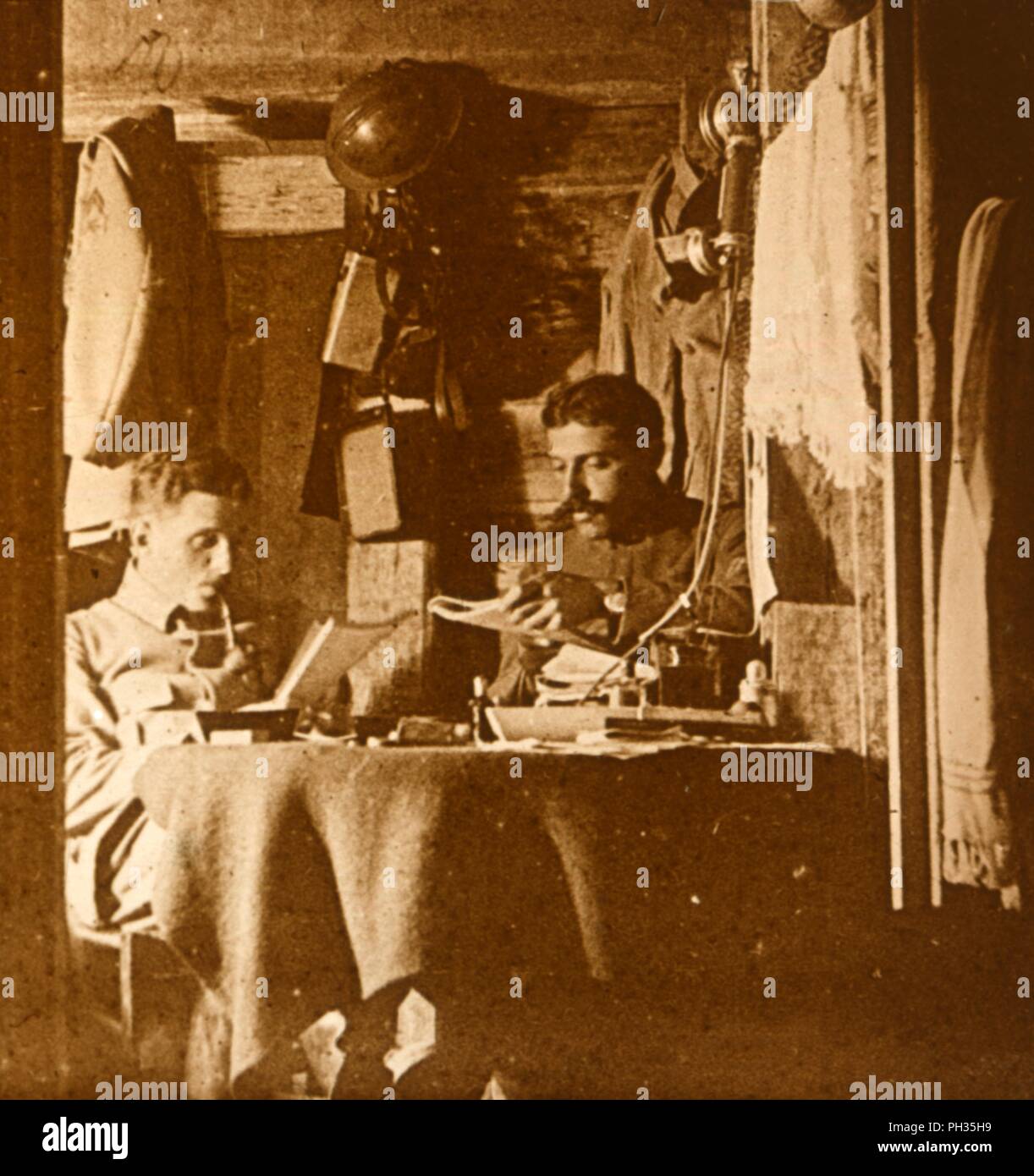 Soldier reading ww1 hi-res stock photography and images - Alamy