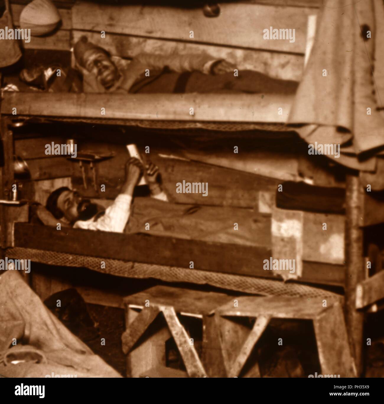 Soldier bunks hi-res stock photography and images - Alamy