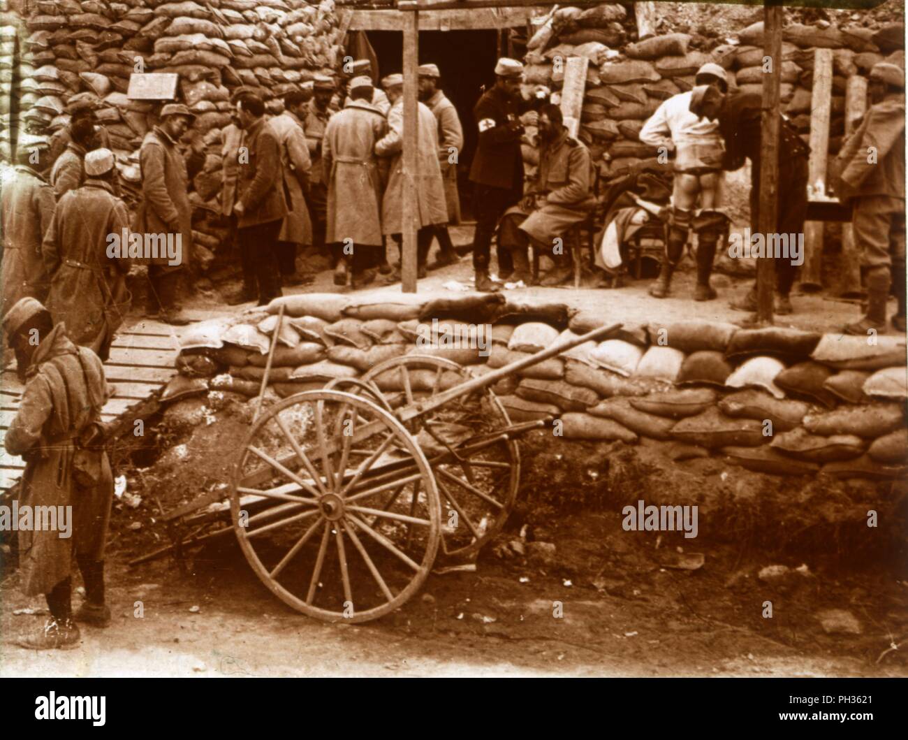 Ww1 stretcher hi-res stock photography and images - Alamy