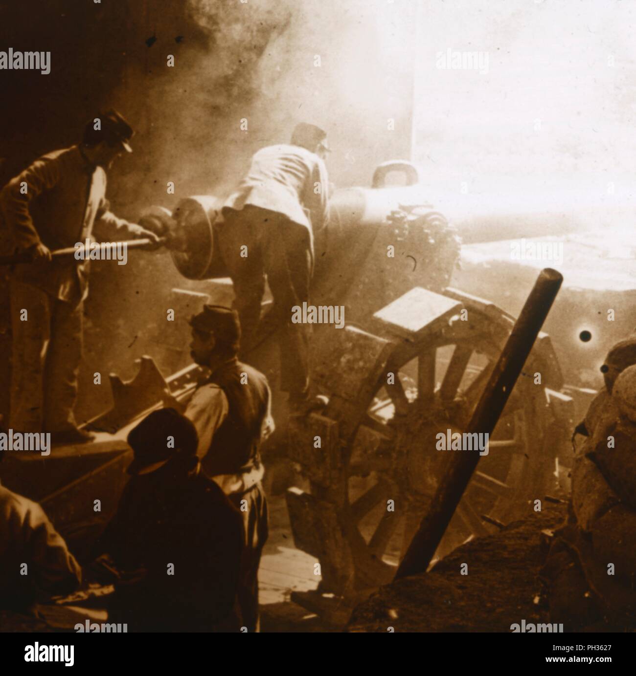 Ww1 cannon hi-res stock photography and images - Alamy
