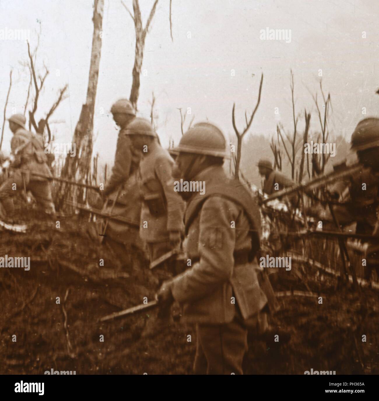 First world war battlefield advancing hi-res stock photography and ...