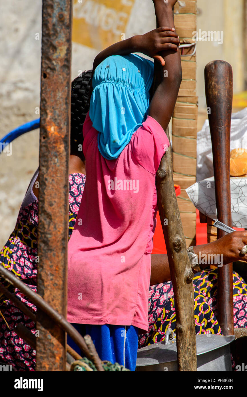 African tribe pole hi-res stock photography and images - Alamy