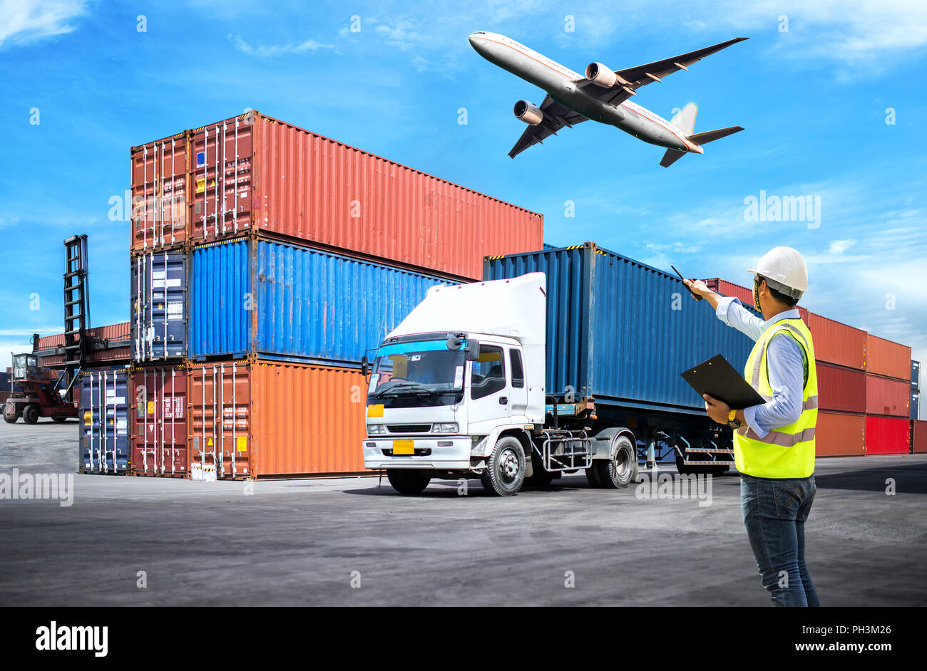 Foreman control loading Containers box to truck for Logistic Import ...