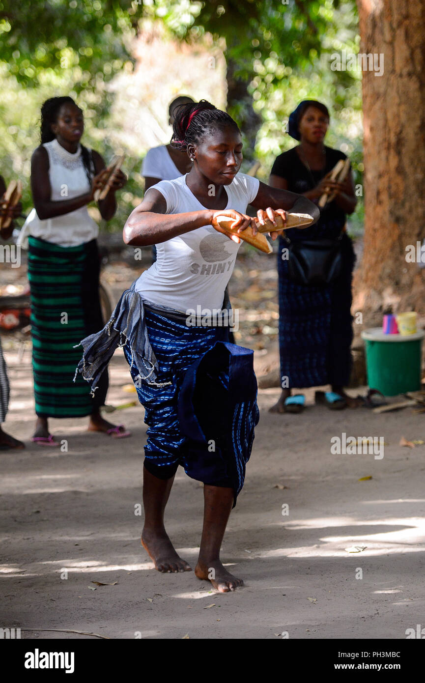 Fore people tribe hi-res stock photography and images - Alamy