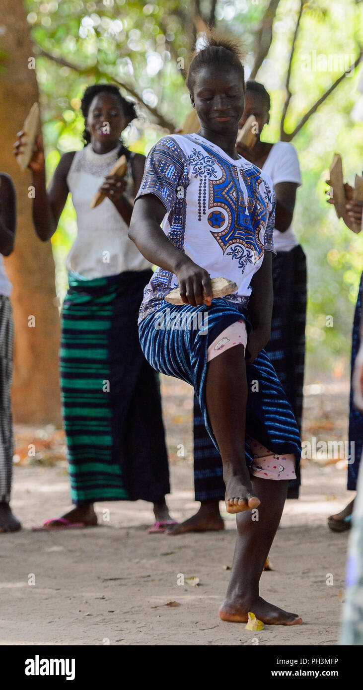 Diola people hi-res stock photography and images - Alamy