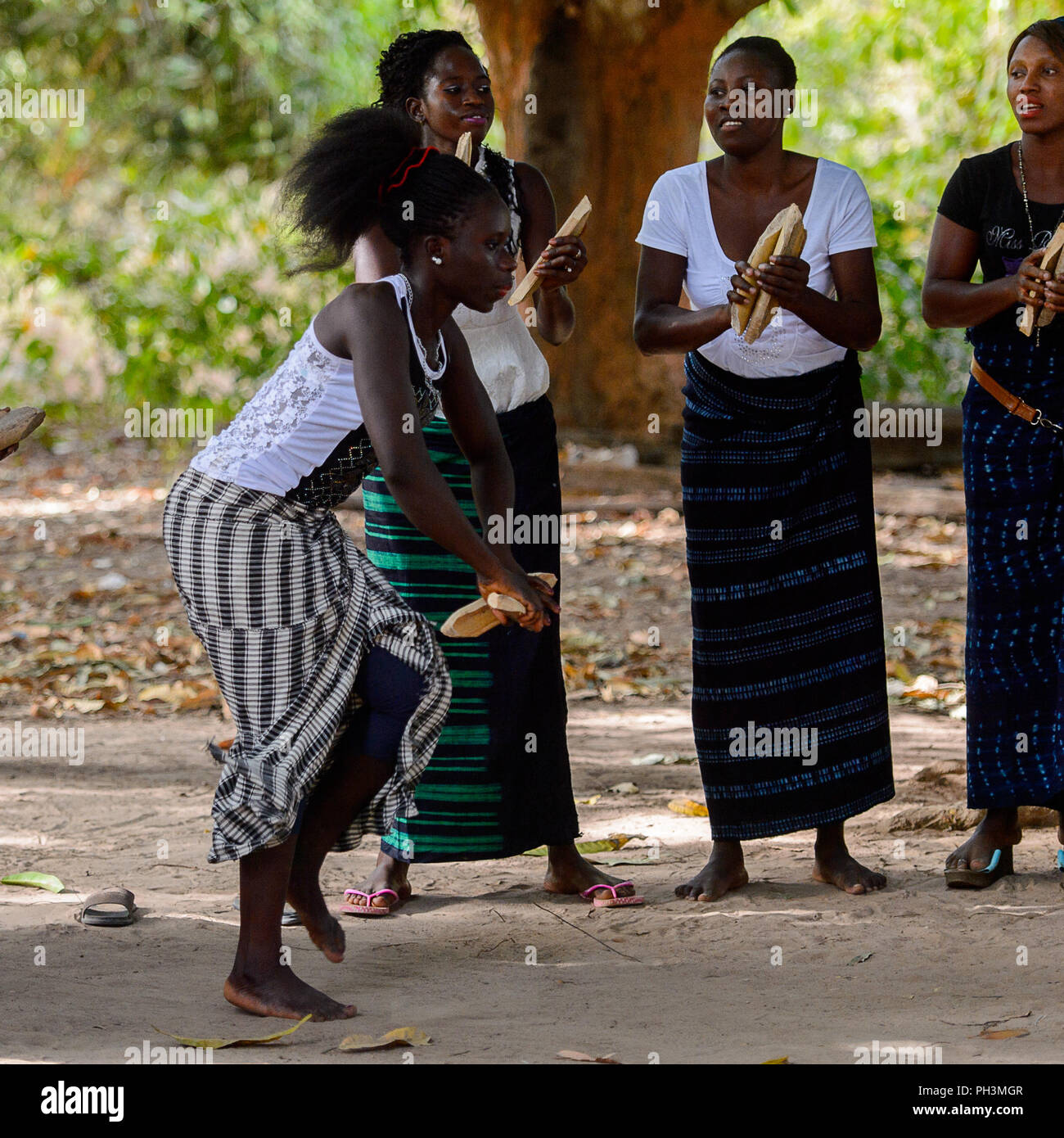 Diola people hi-res stock photography and images - Alamy