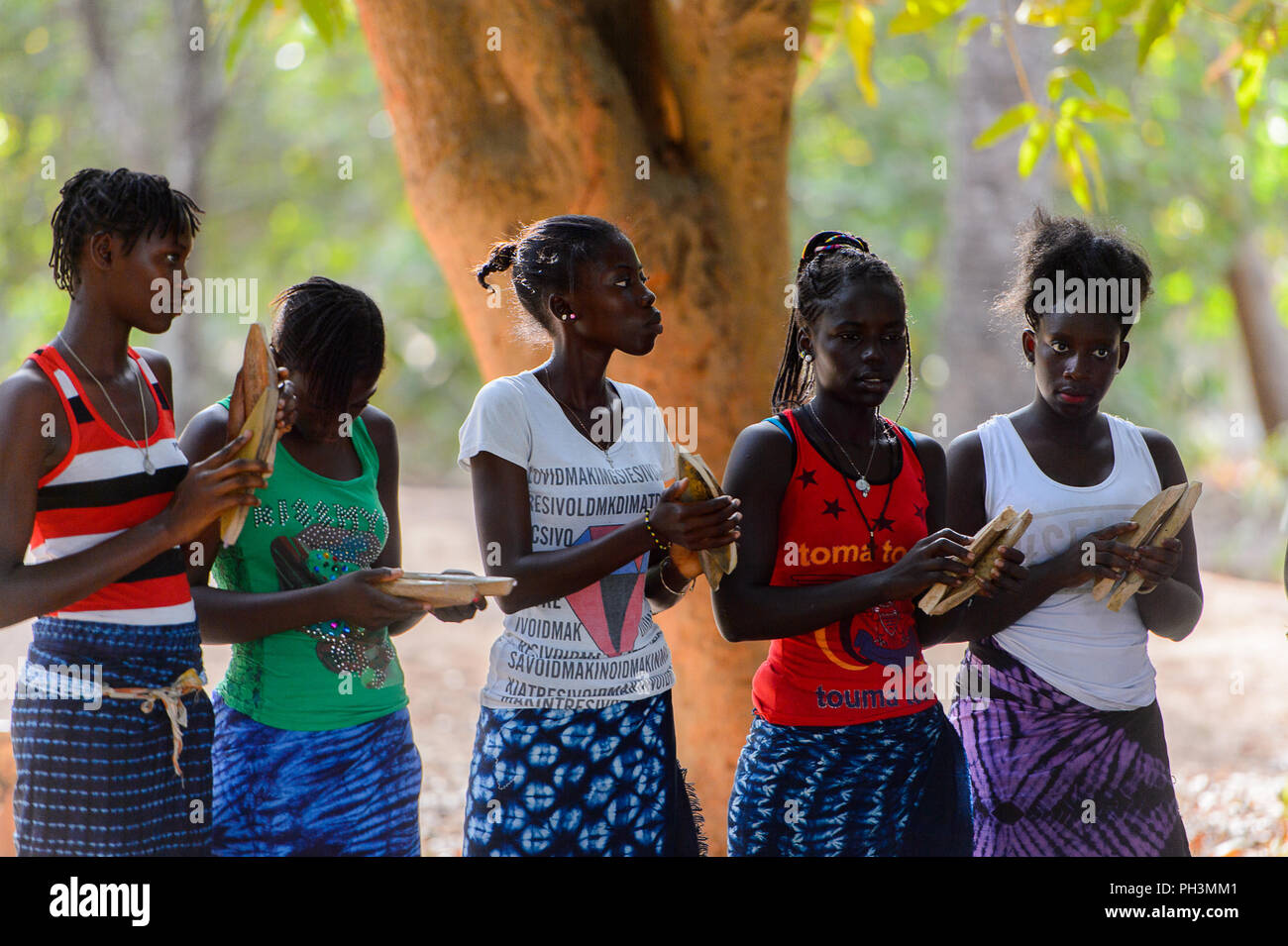 Senegal women dance hi-res stock photography and images - Alamy