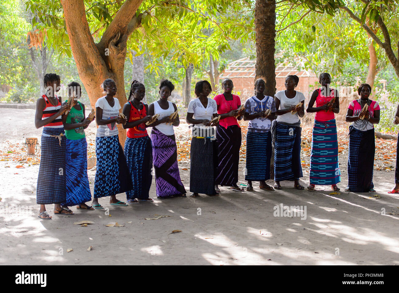 Senegal women dance hi-res stock photography and images - Alamy