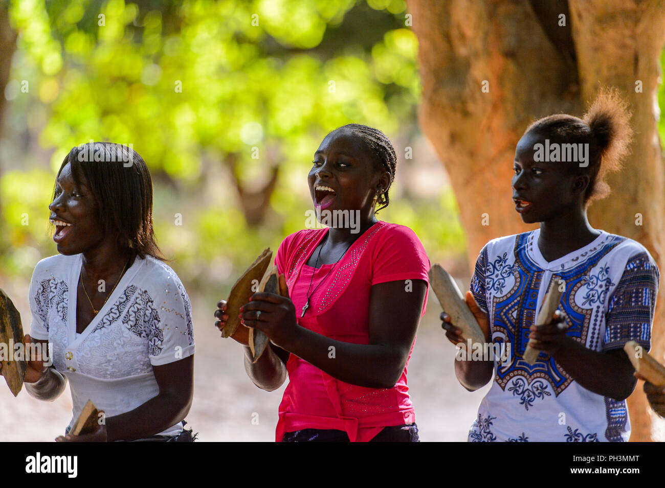 Senegal women dance hi-res stock photography and images - Alamy