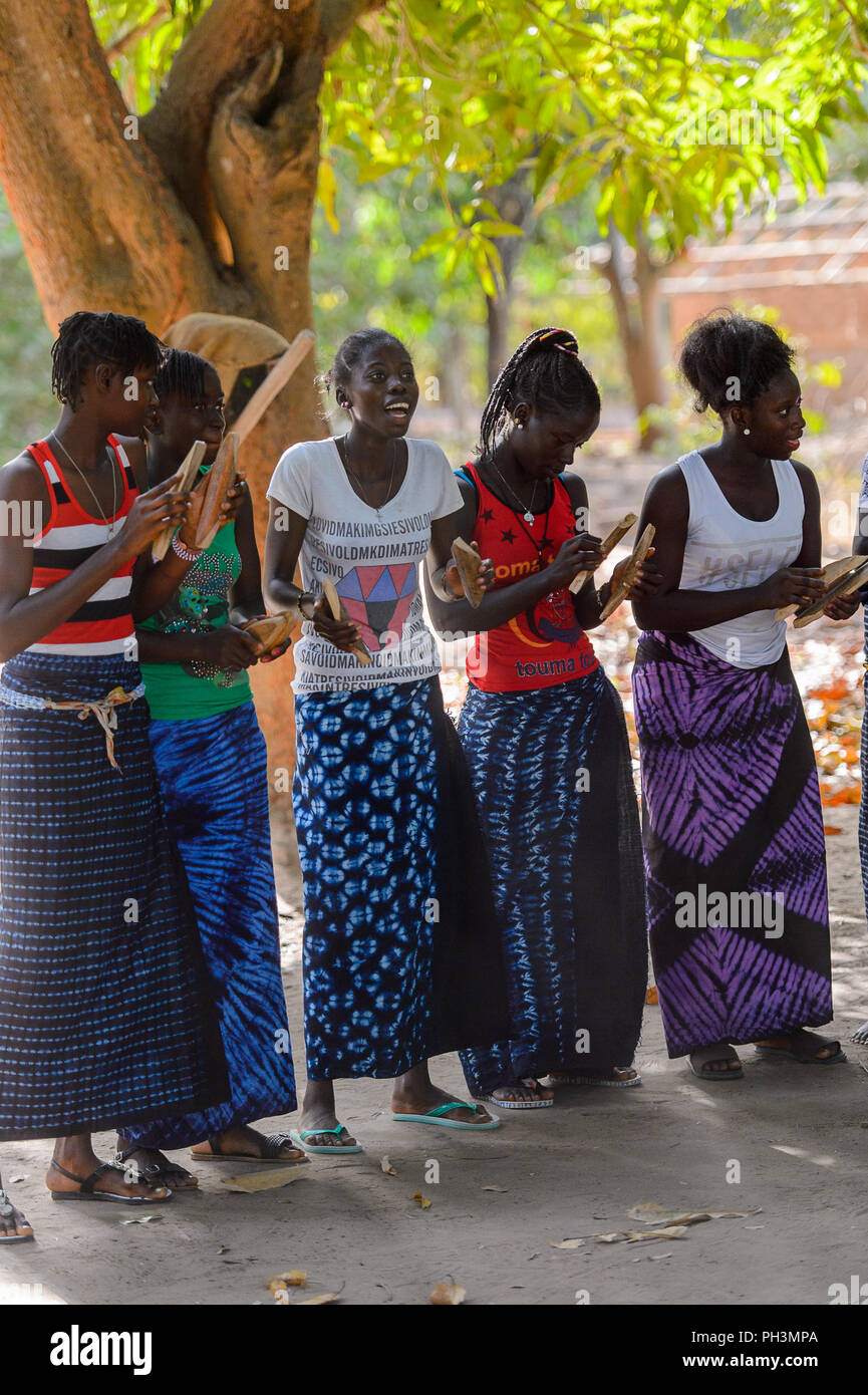 Senegal women dance hi-res stock photography and images - Alamy