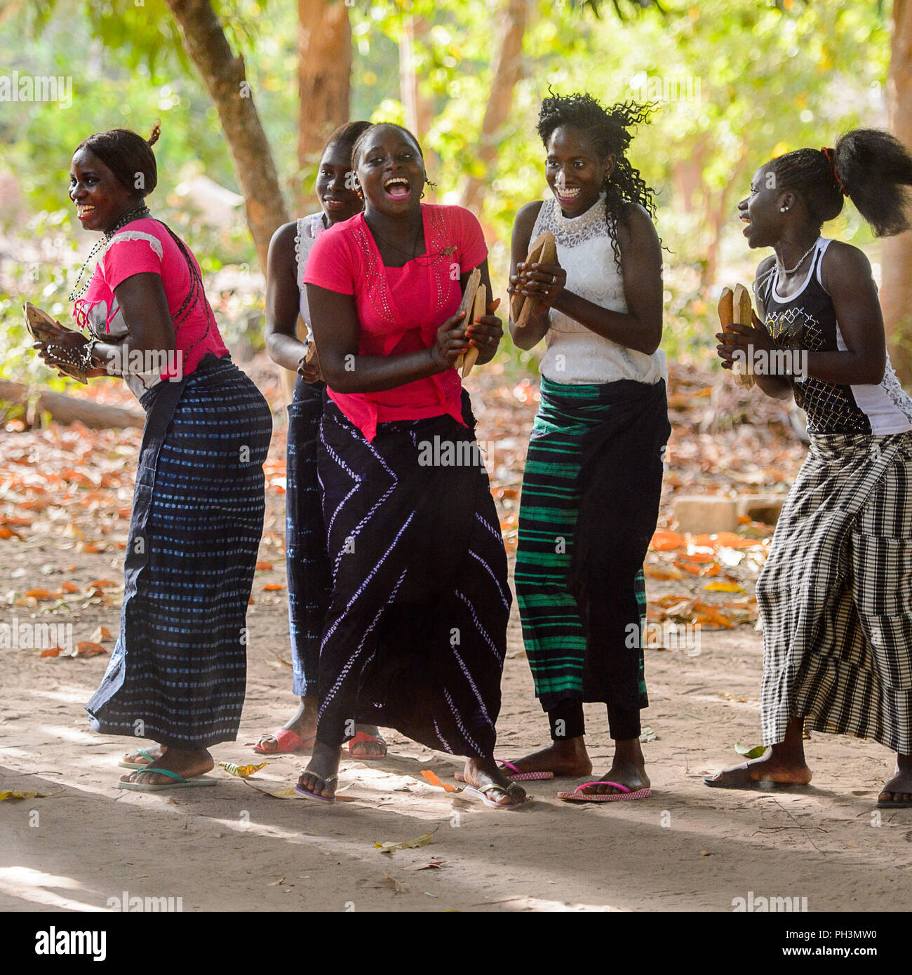 Senegal women dance hi-res stock photography and images - Alamy