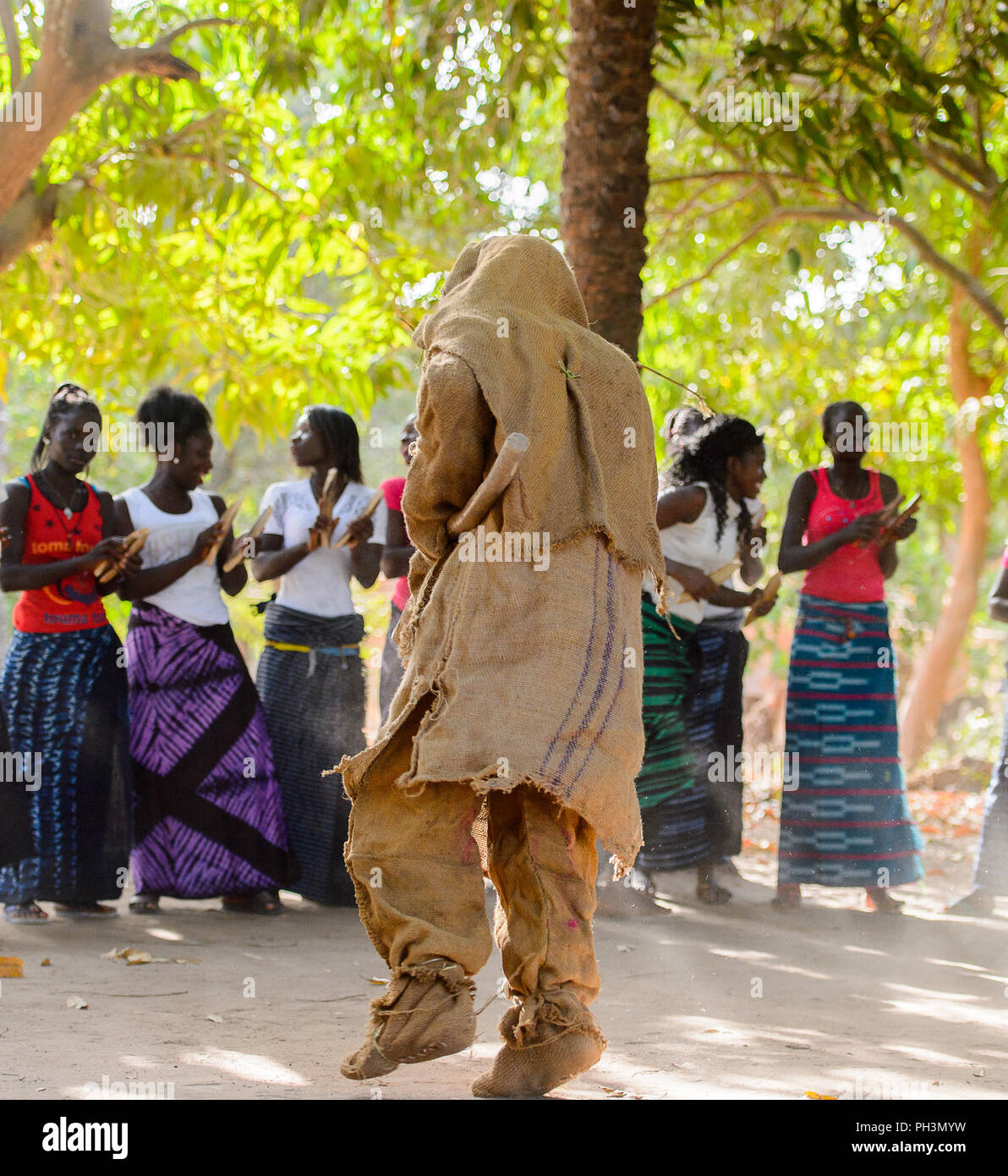 Fore people tribe hi-res stock photography and images - Alamy