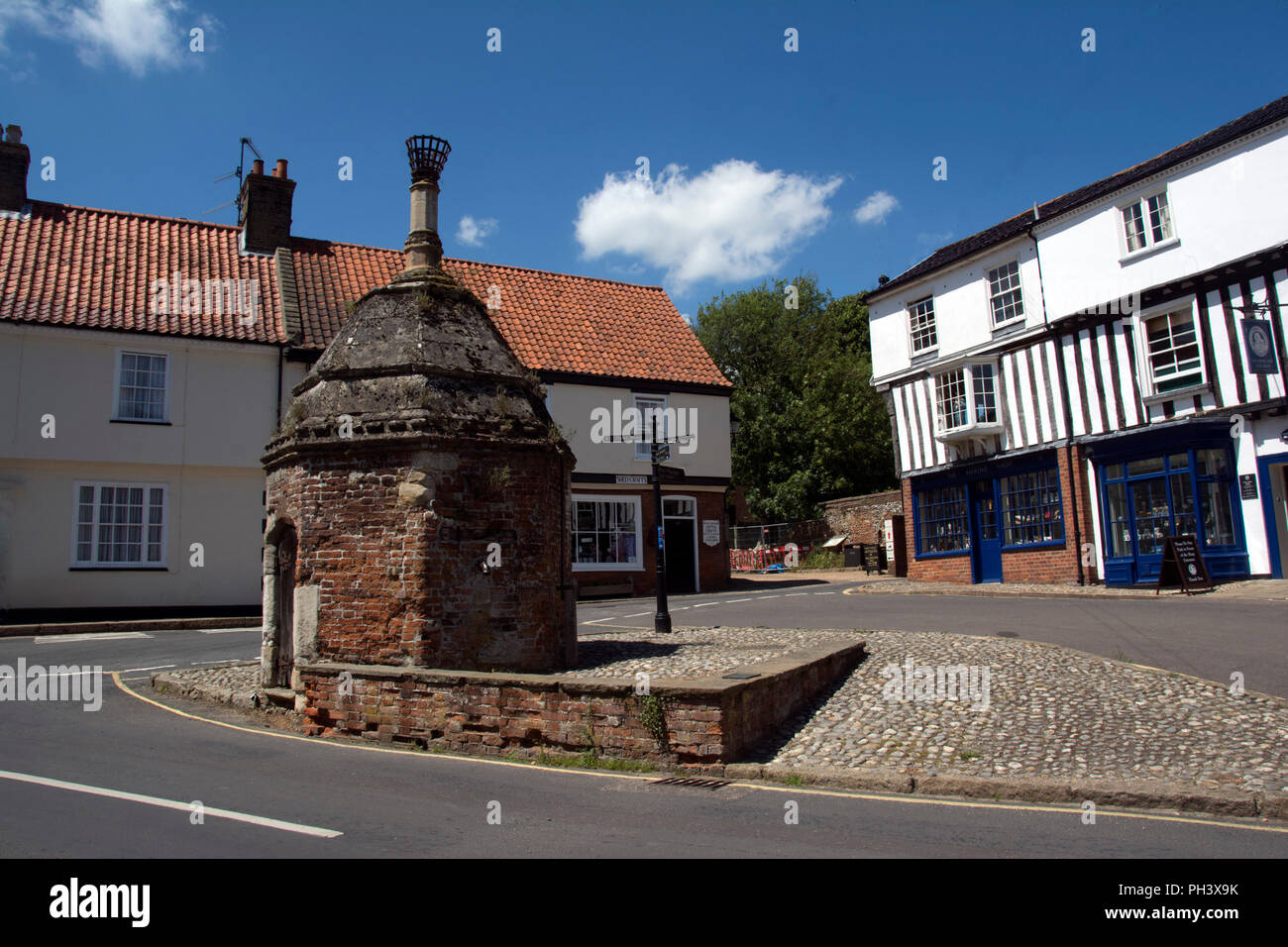 NORFOLK; WALSINGHAM; TOWN SQUARE AND COMMON PLACE WITH THE PUMP Stock ...