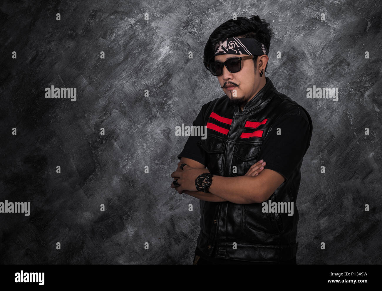 portrait of biker man in black leather jacket with arms crossed Stock ...