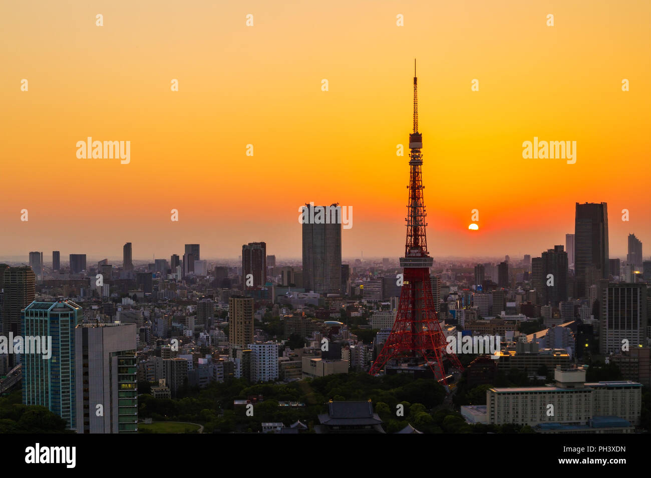 Japan skyline at sunset hi-res stock photography and images - Alamy