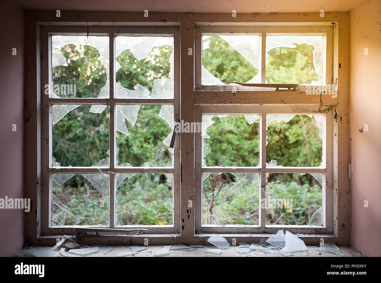 Shatterred hi-res stock photography and images - Alamy