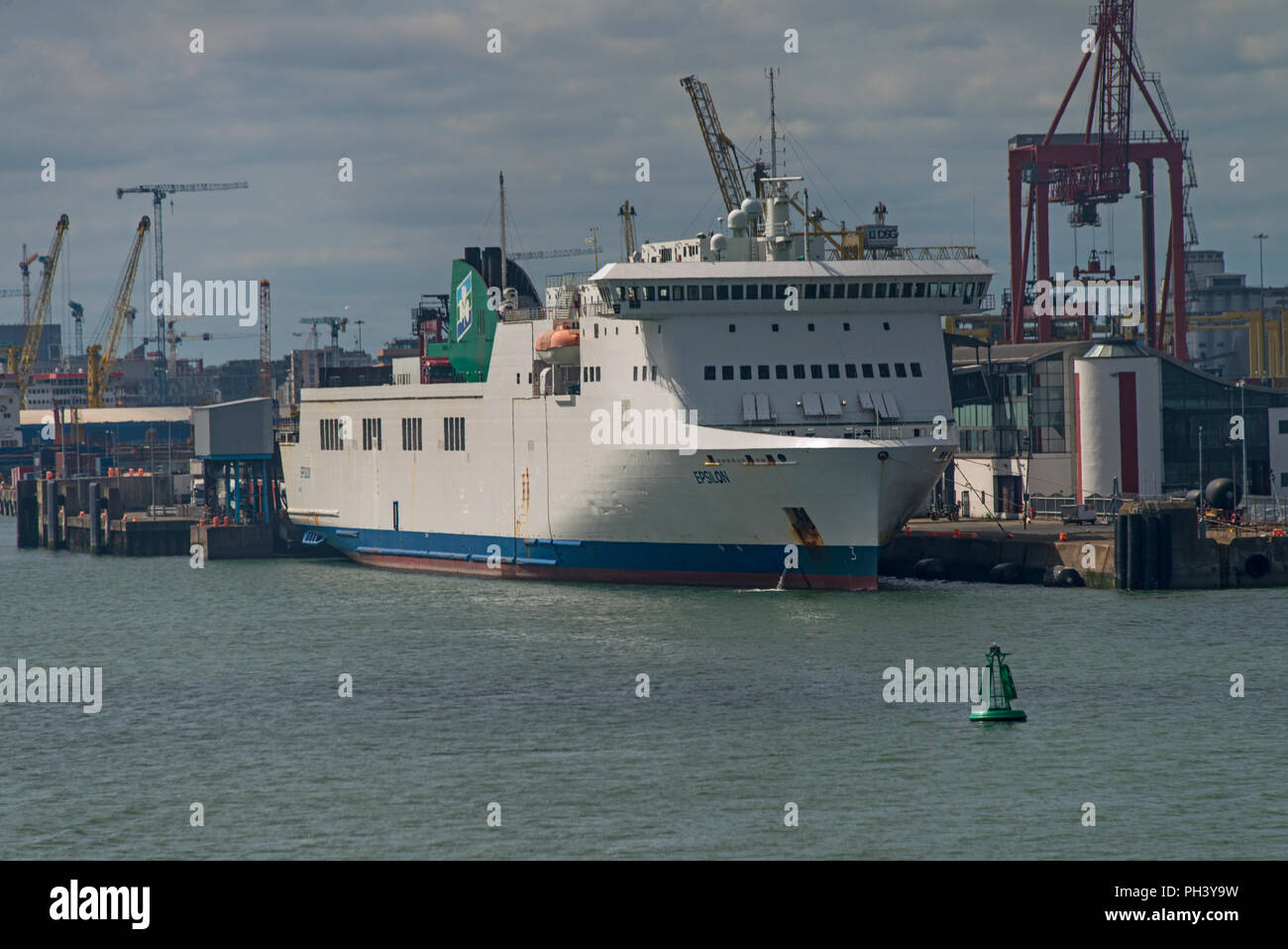 Vessel loading hi-res stock photography and images - Alamy