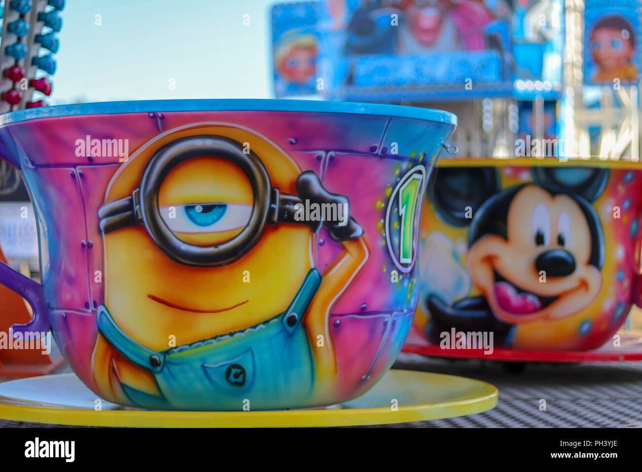 Teacups ride fair hi-res stock photography and images - Alamy