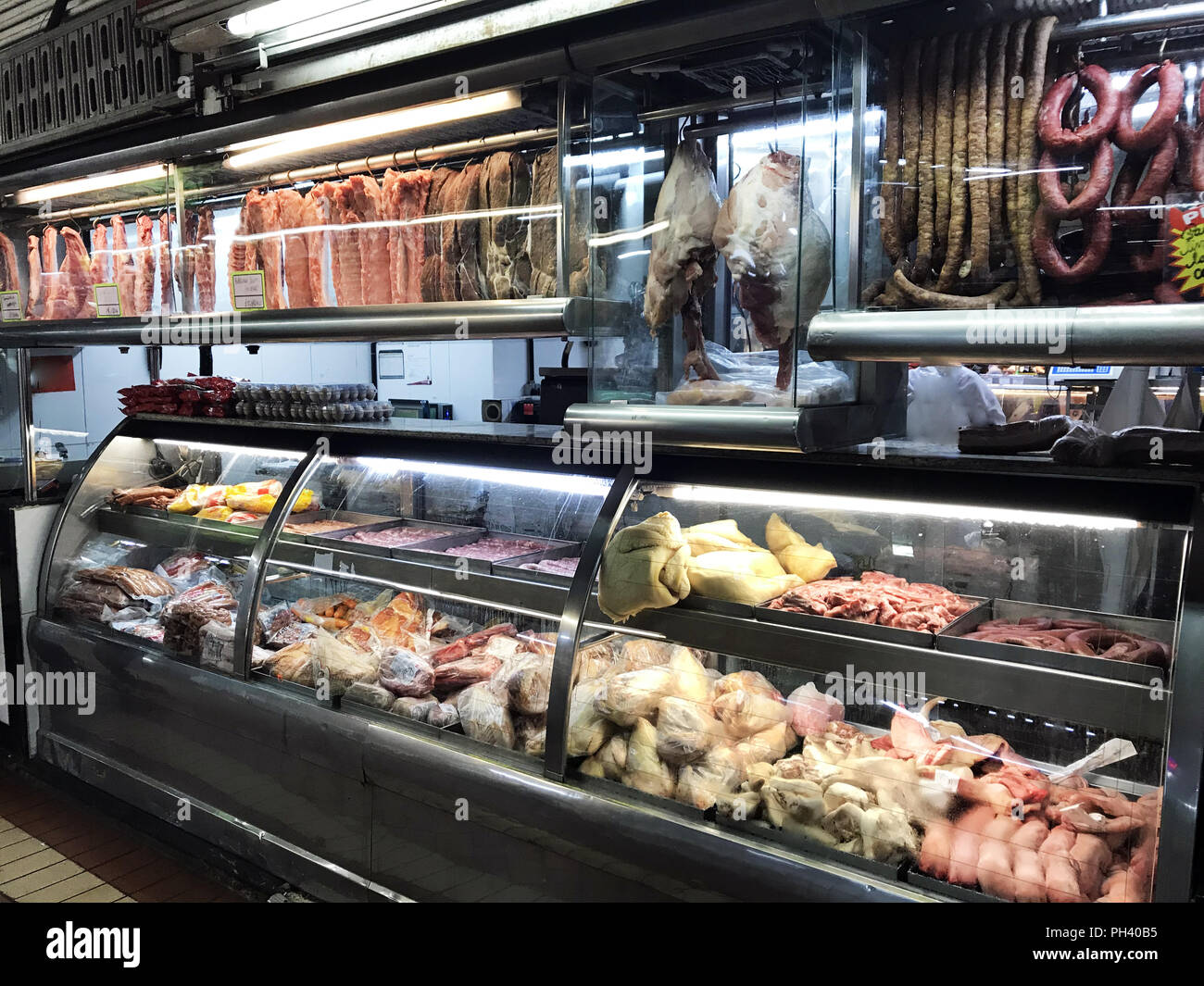 meat showcase in the supermarket Stock Photo - Alamy