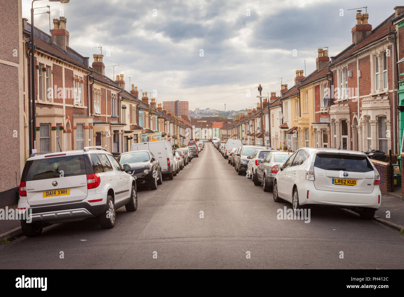 Residential street scene uk hi-res stock photography and images - Alamy