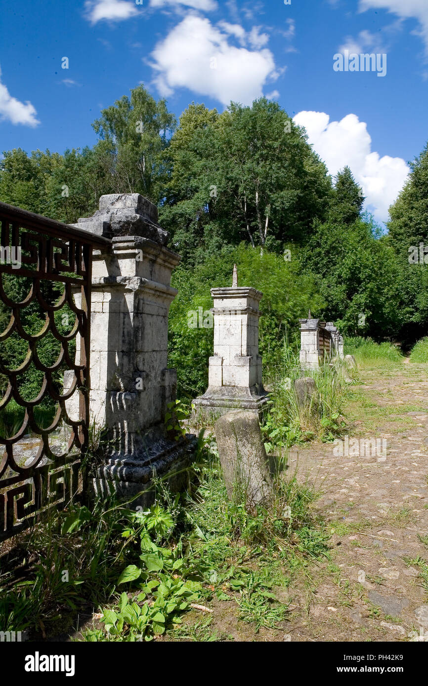 Parapet barrier hi-res stock photography and images - Alamy