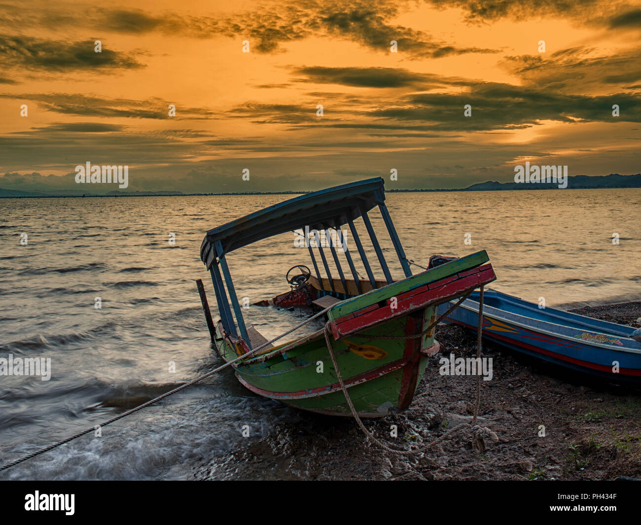 Small boat big wave hi-res stock photography and images - Alamy