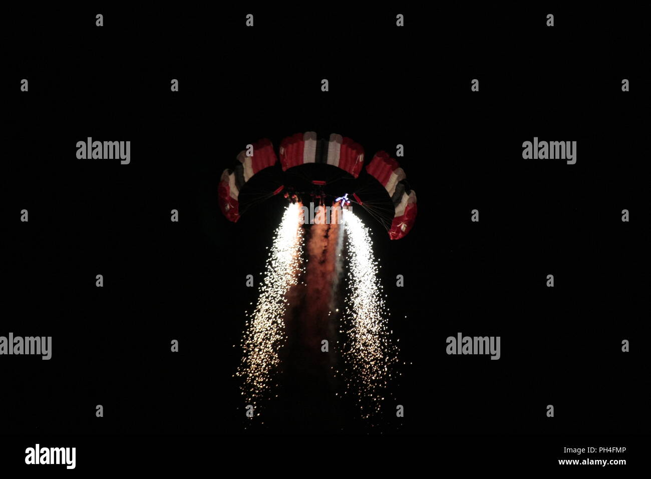 Parachuting hi-res stock photography and images - Alamy