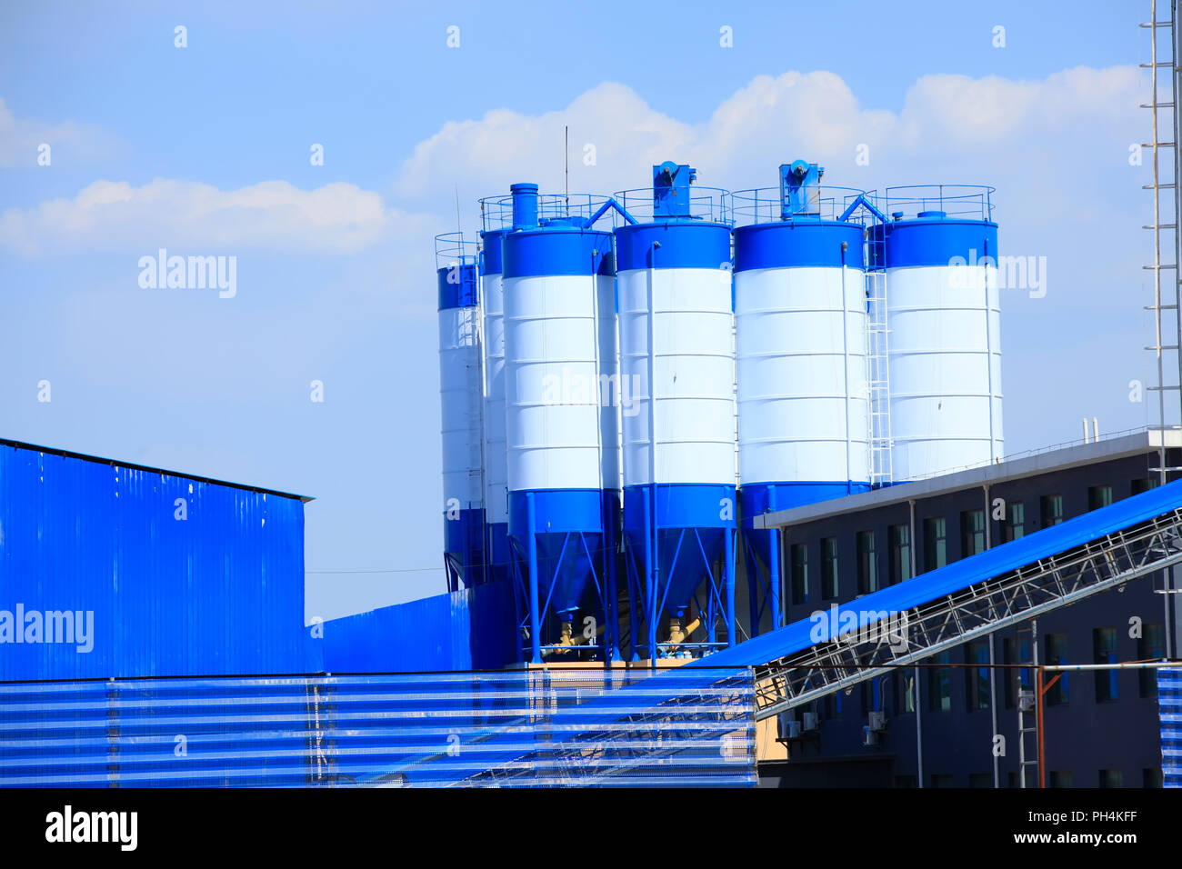 Concrete mixing tower. Concept of on-site construction facility Stock ...