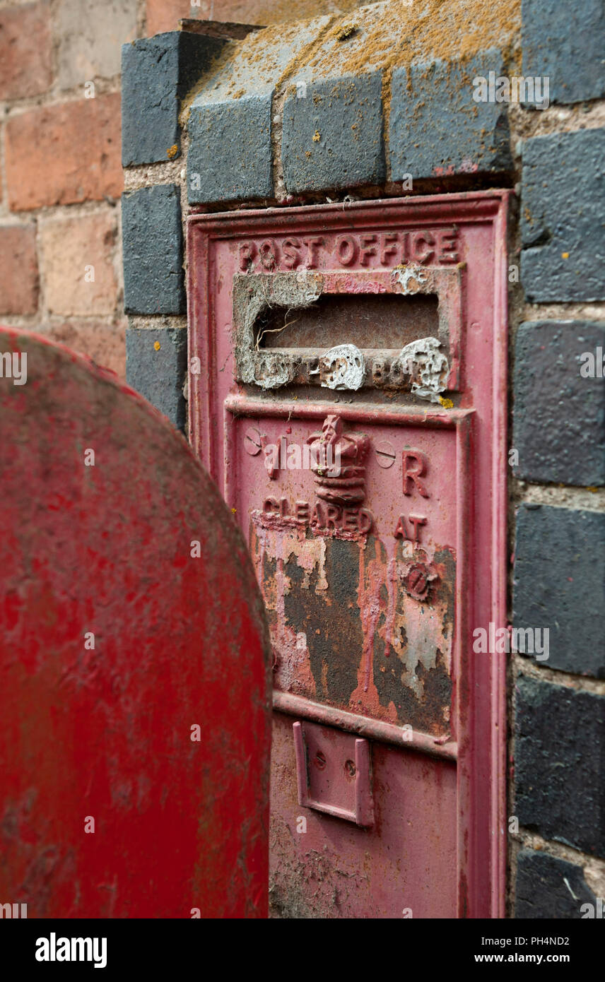 Redundant VR postbox, Bredicot, Worcestershire, England, UK Stock Photo ...
