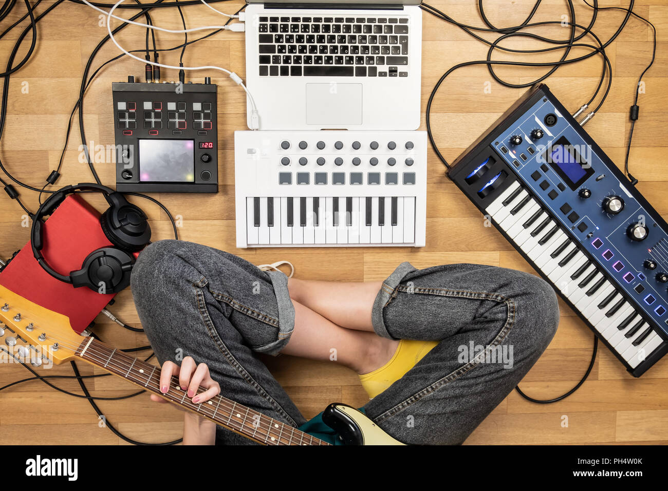 Electronic instruments hi-res stock photography and images - Alamy