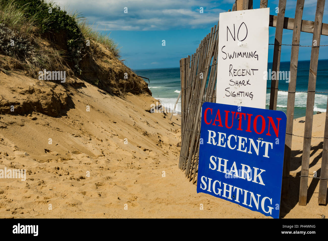 Shark warning sign hi-res stock photography and images - Alamy