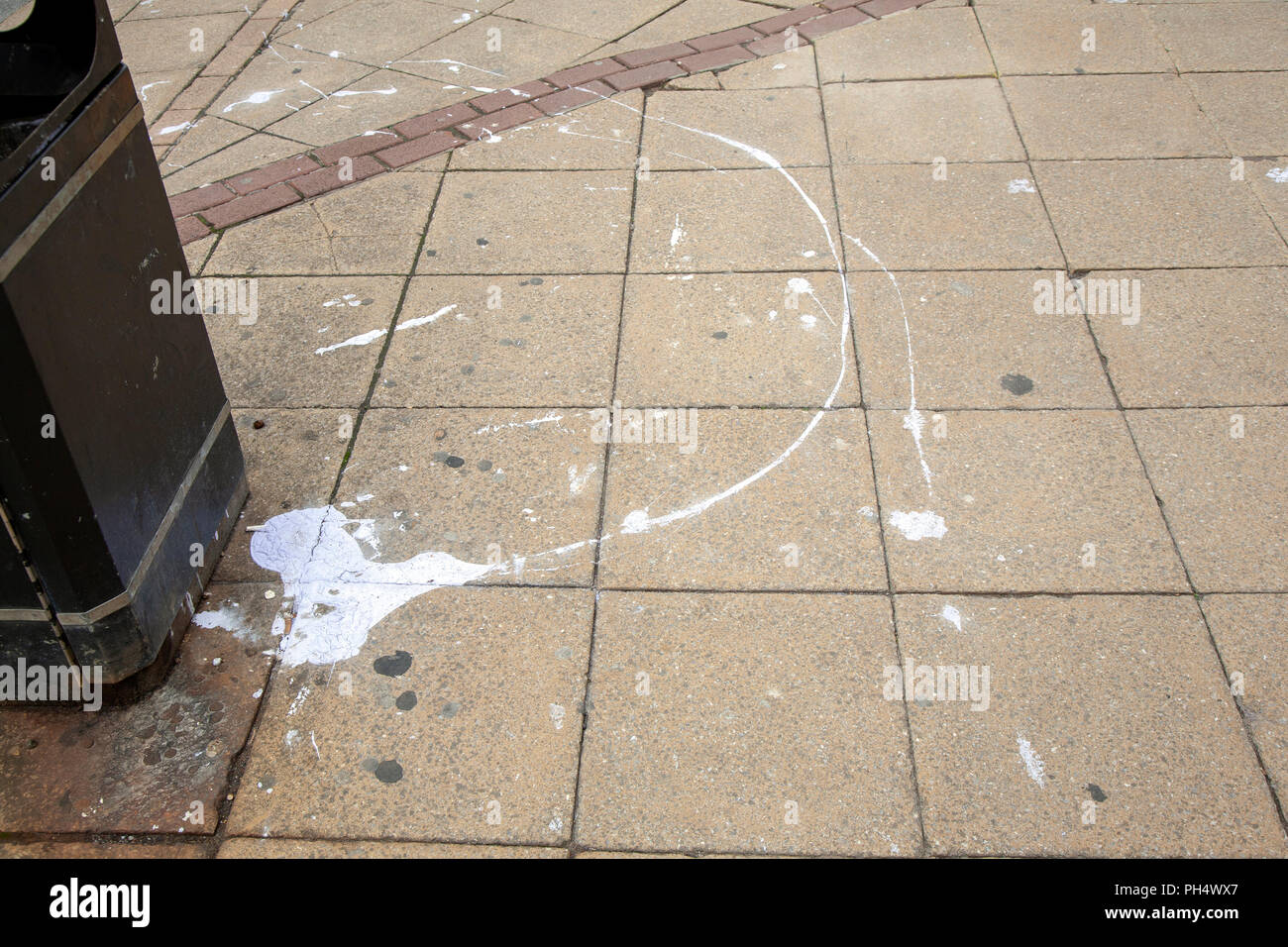 Dropped paint can on road hi-res stock photography and images - Alamy